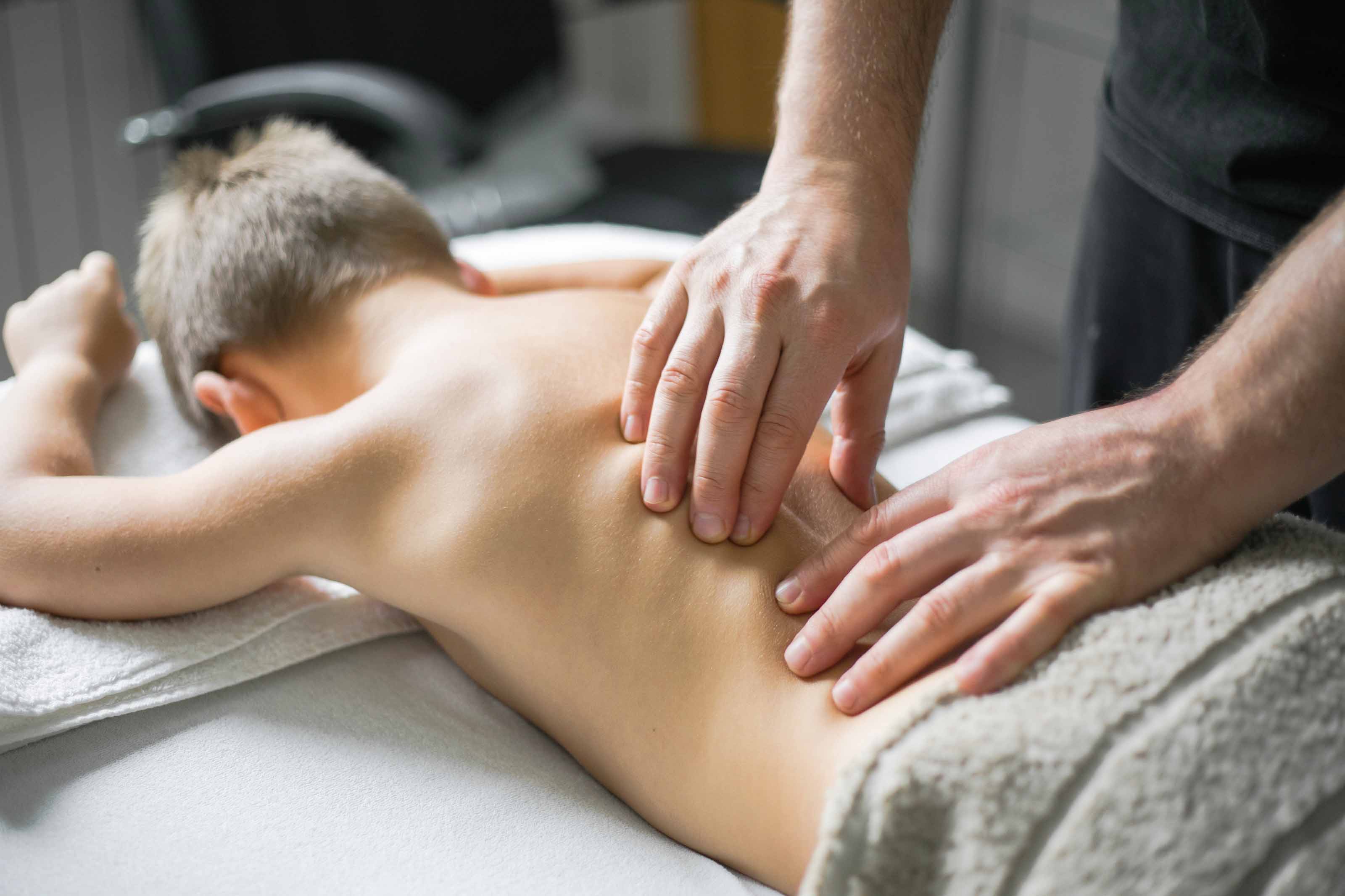 Anwendung von Massagetechniken bei Kindern - WKO