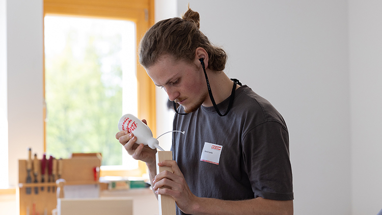 Der beste Tischlerlehrling Österreichs heißt Daniel Combs vom Rieder ...